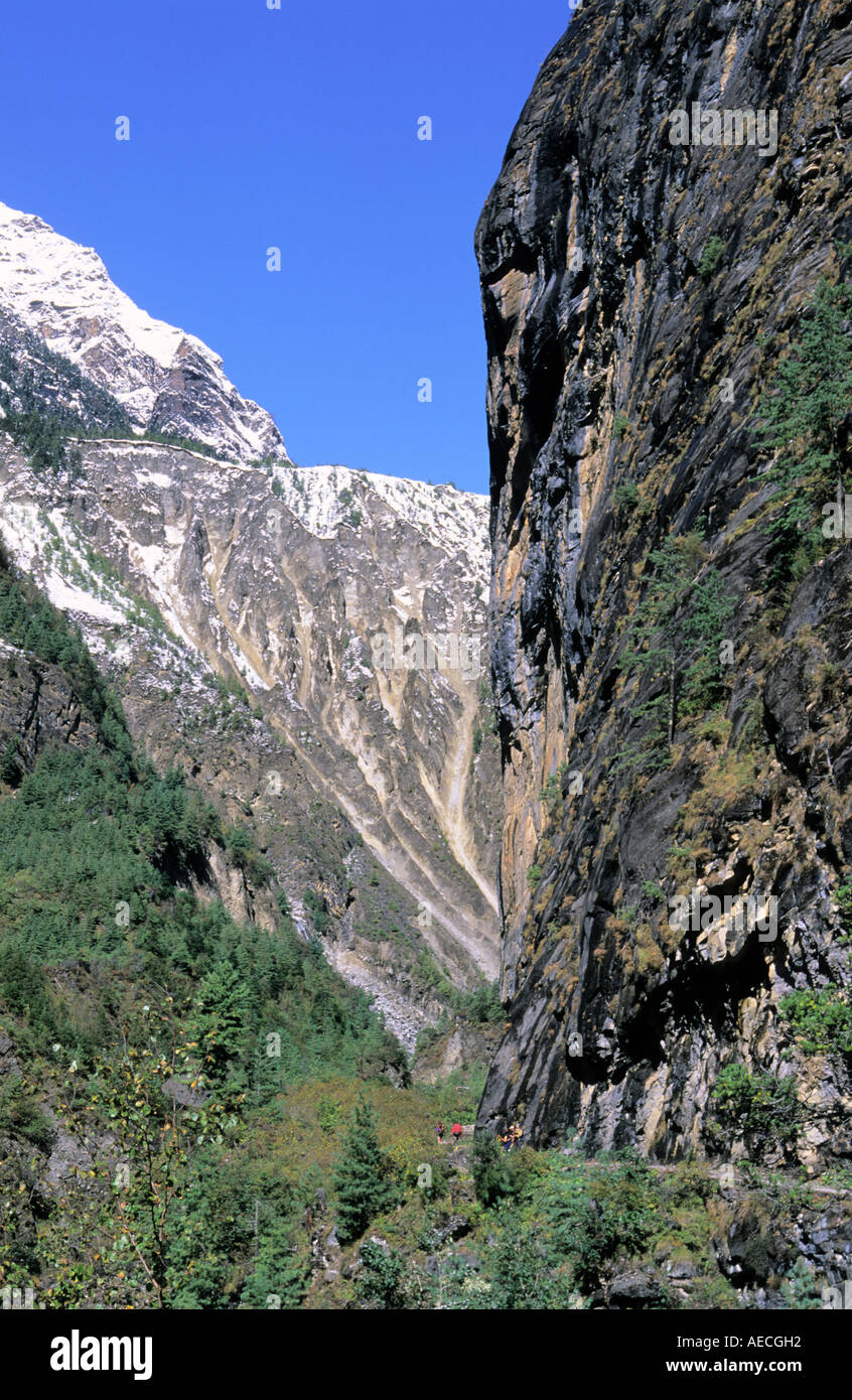 Mountain path along magnificent cliffs in Dharapani surroundings ...