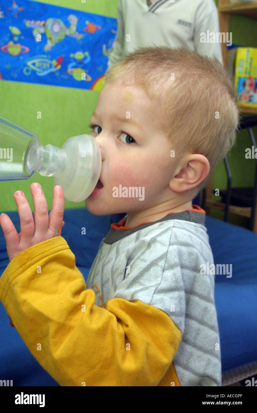administering asthma medication to child Stock Photo - Alamy