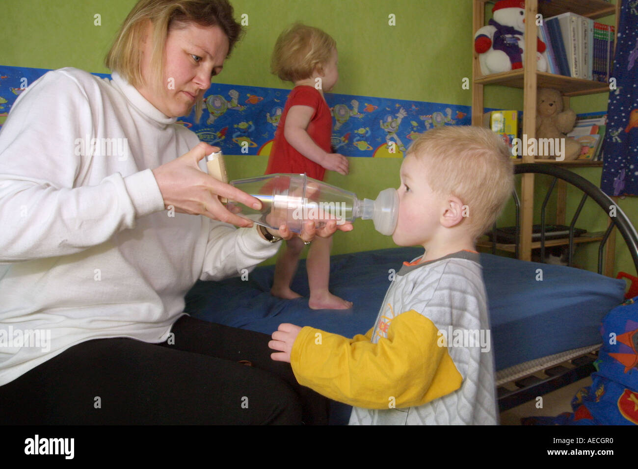 mother administering asthma medication to child Stock Photo - Alamy