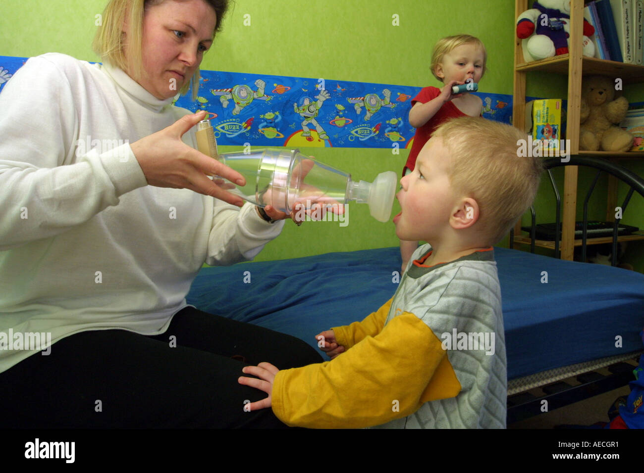 mother administering asthma medication to child Stock Photo - Alamy