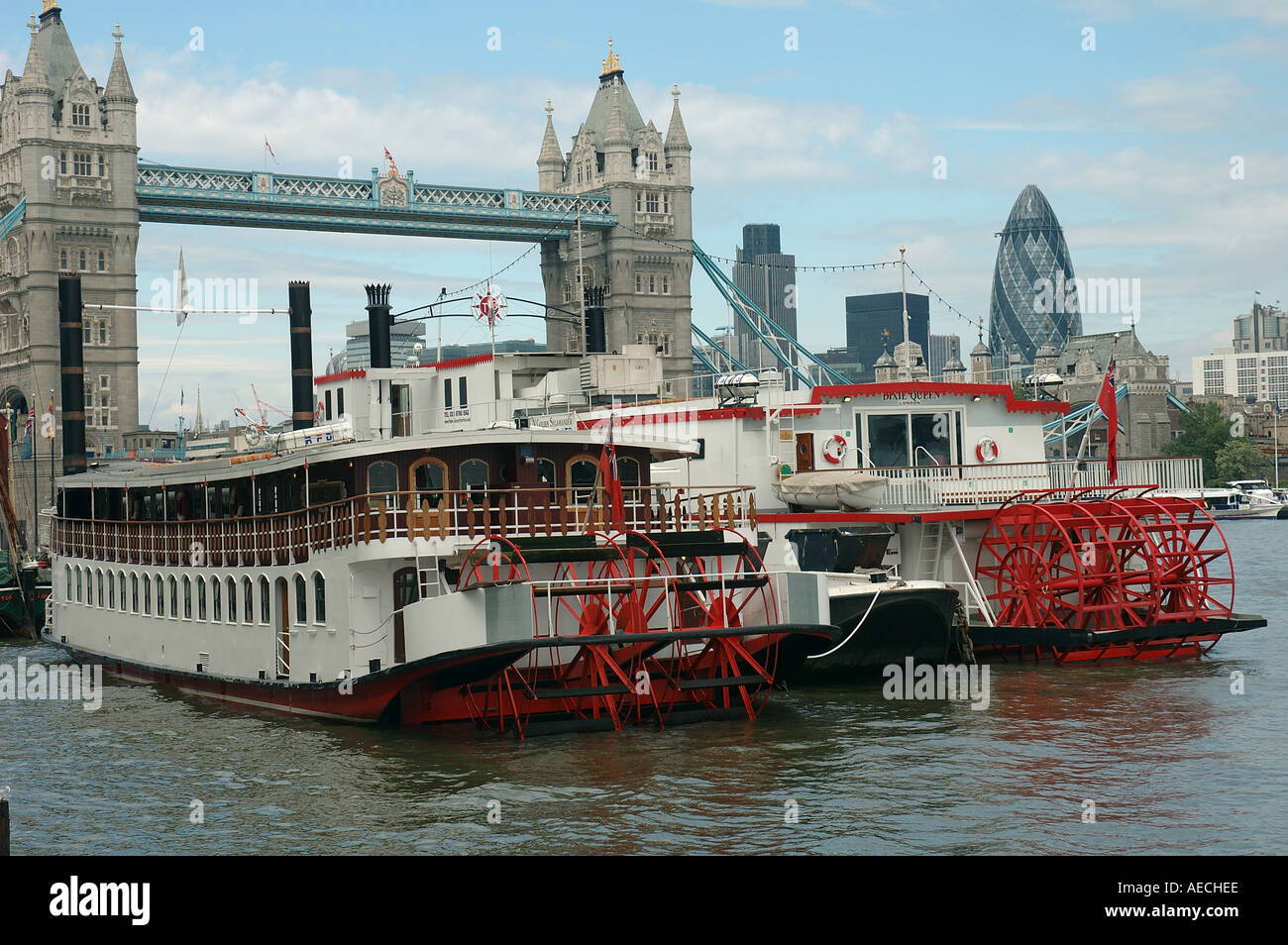 Paddle boats on the Thames at Tower Bridge Stock Photo - Alamy