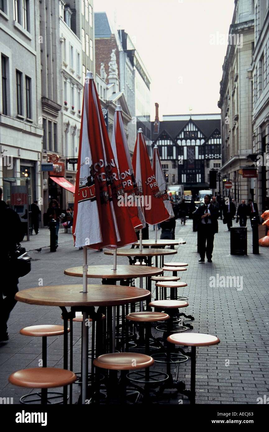 Streetside tables hi-res stock photography and images - Alamy