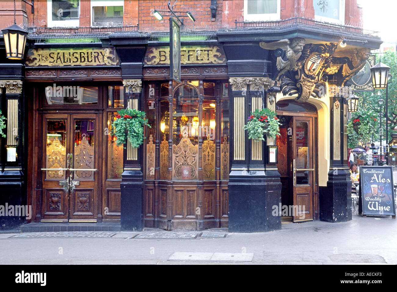 Victorian london pub hi-res stock photography and images - Alamy