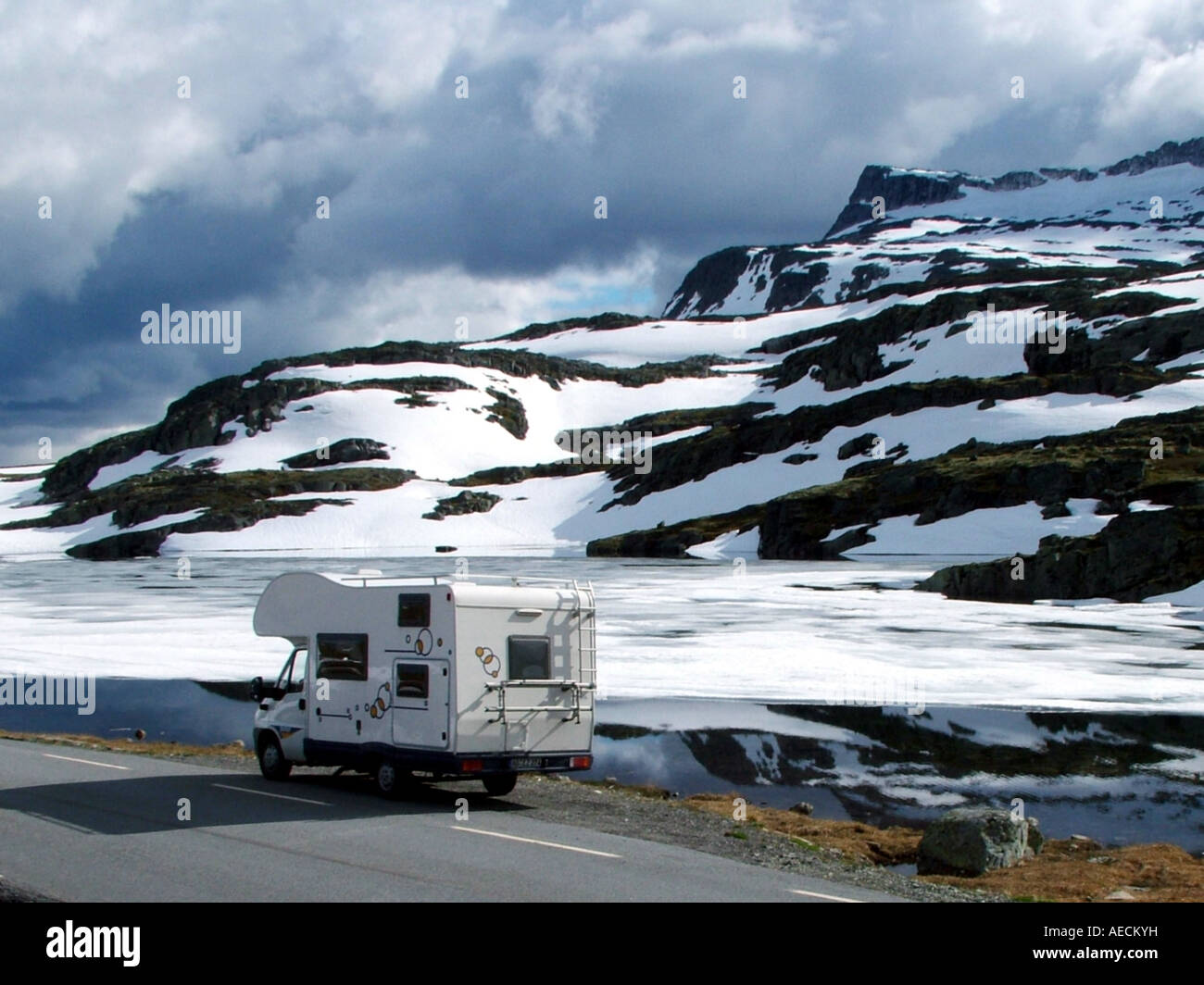 Mobile homes covered in snow hi-res stock photography and images - Alamy