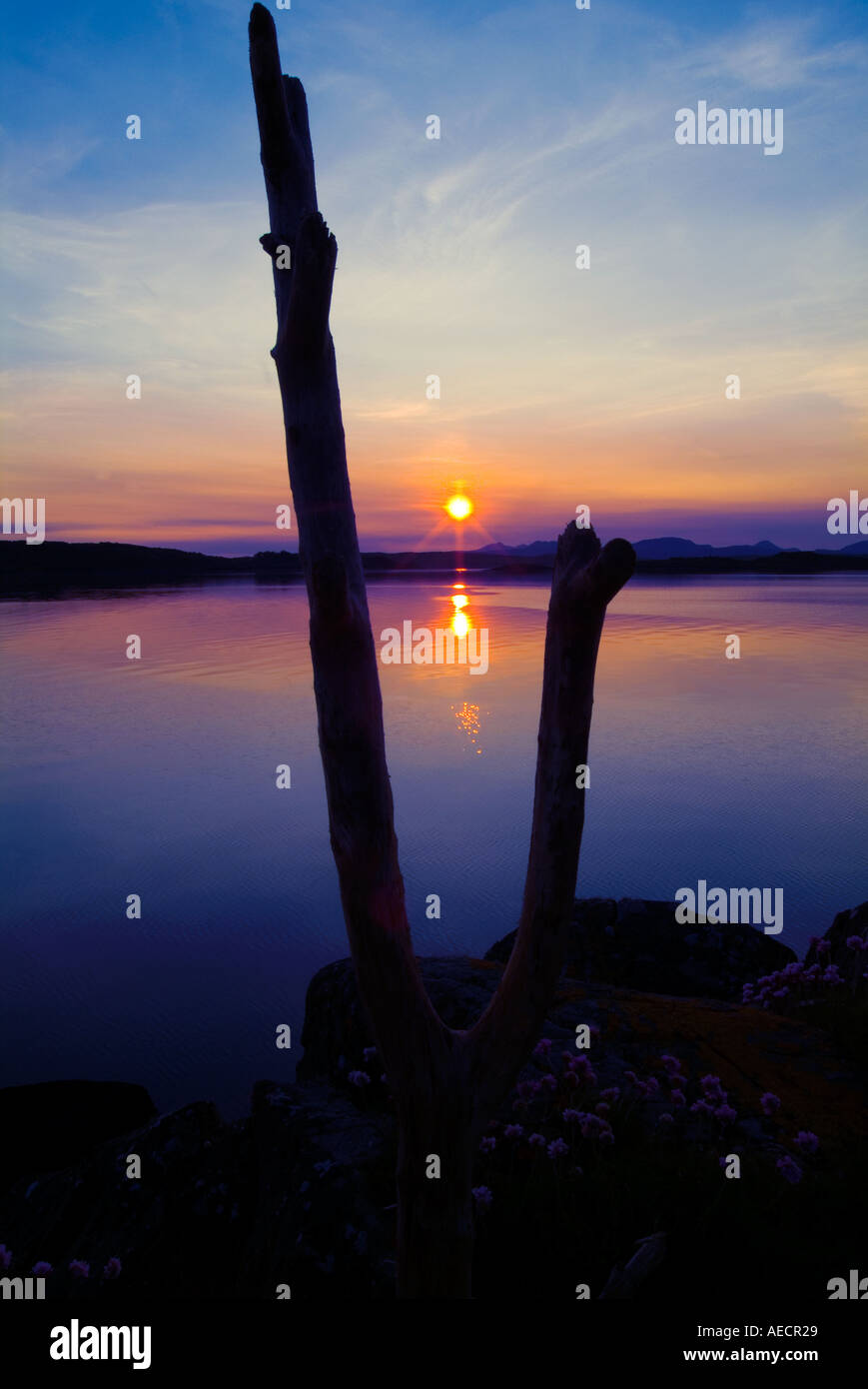 Sun setting between rocks hi-res stock photography and images - Alamy
