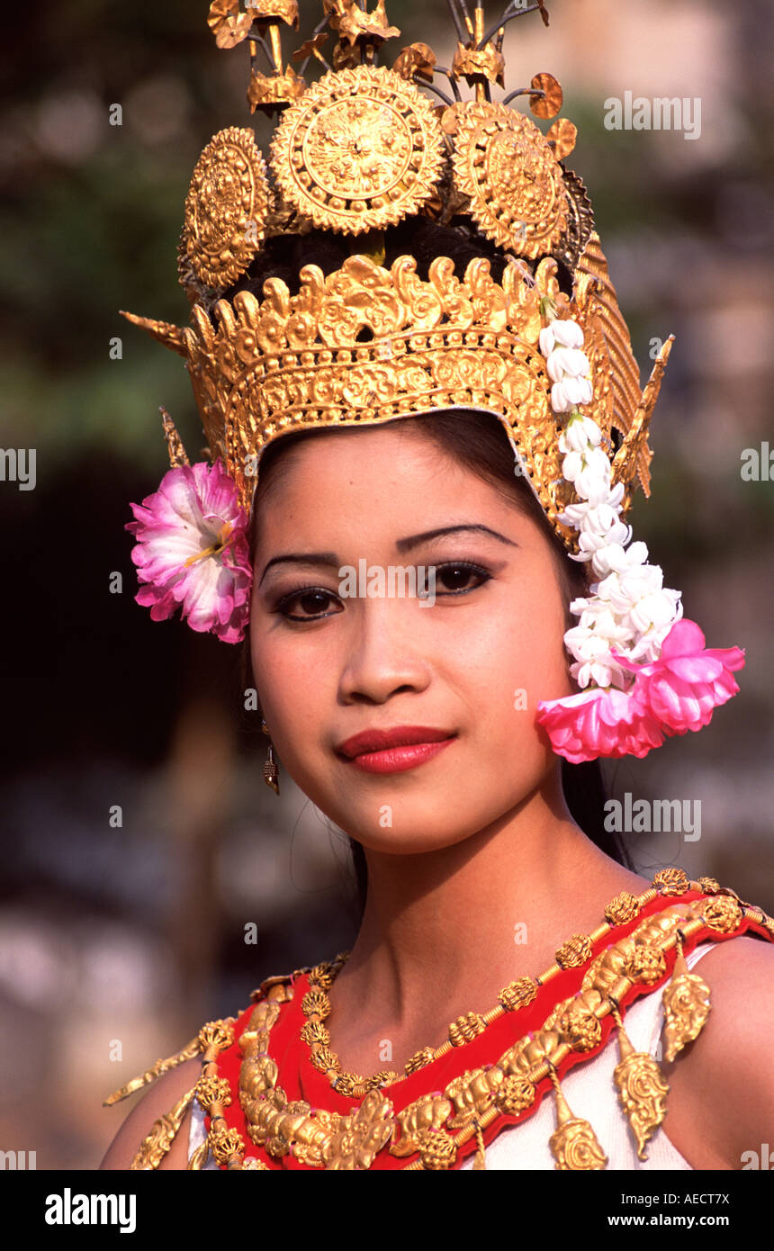 Cambodia female headdress dancer hi-res stock photography and images ...
