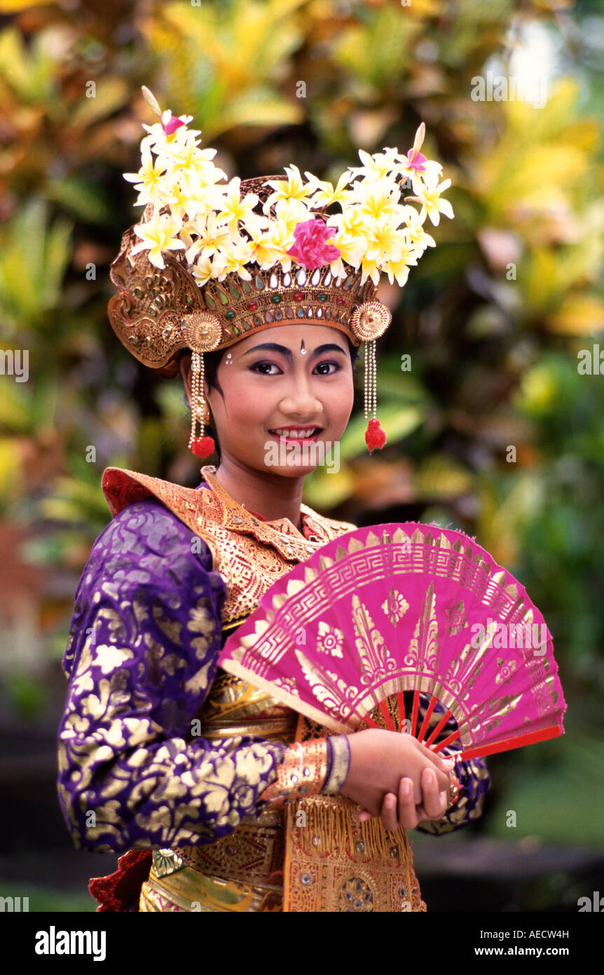 Indonesia girls costume smiling hi-res stock photography and images - Alamy