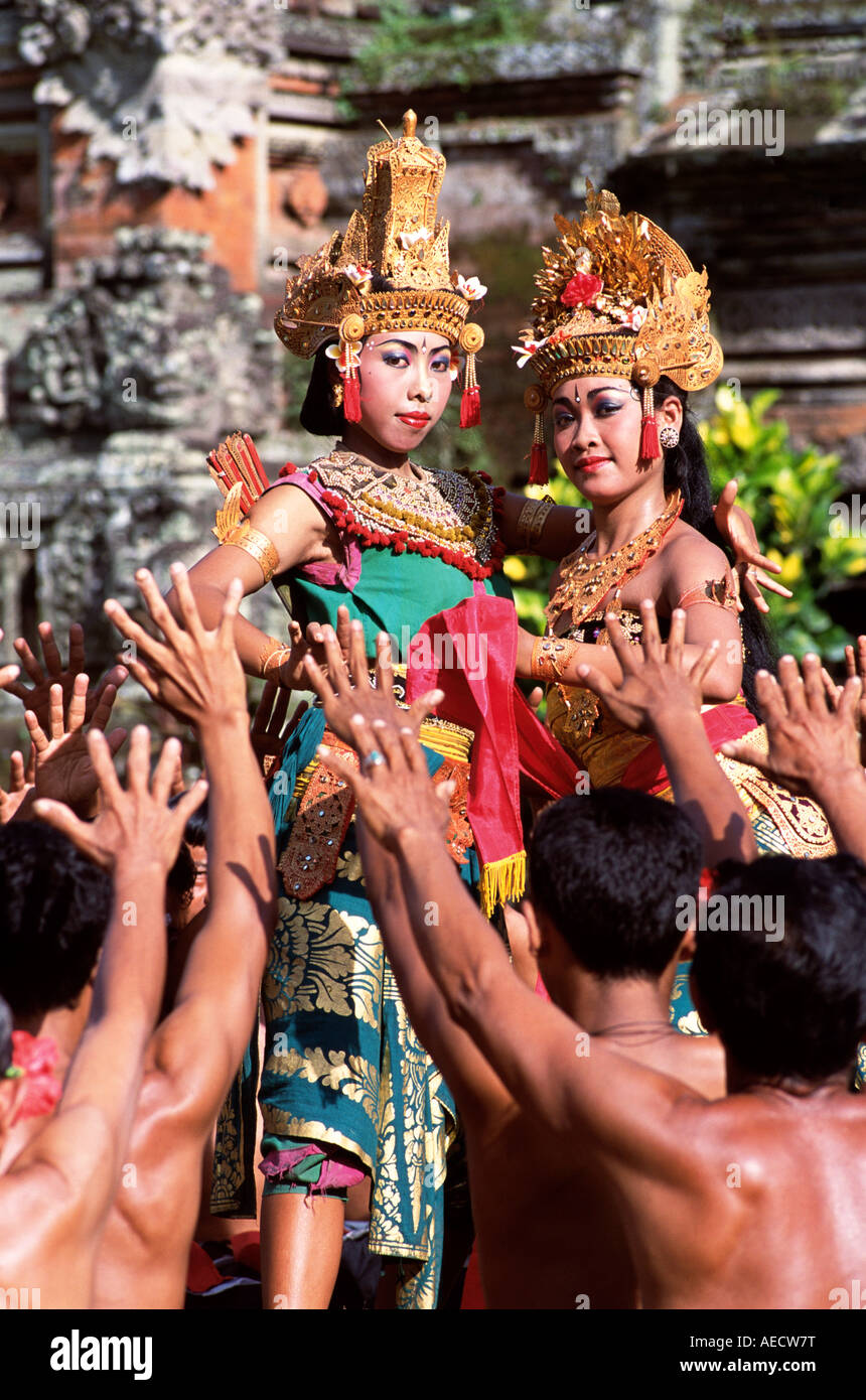 Monkey performances hi-res stock photography and images - Alamy