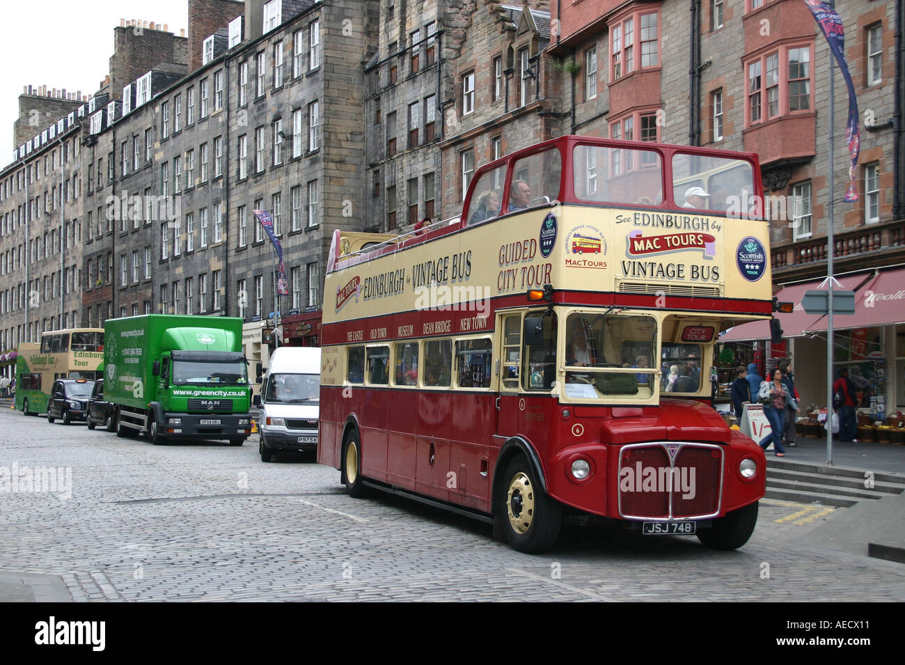 Edinburgh Vintage tour bus Stock Photo - Alamy