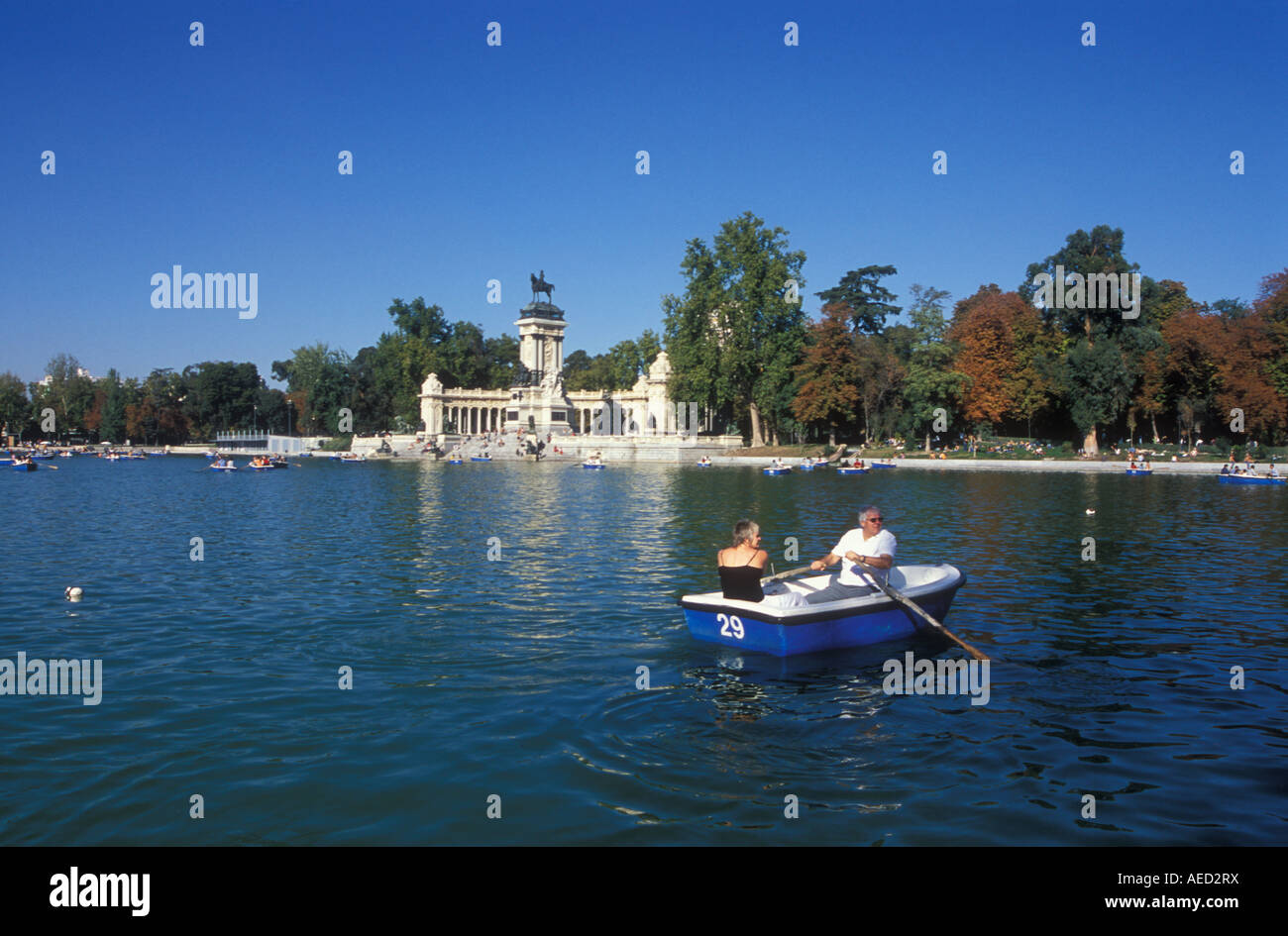 A couple in a Rowing Boat on the lake in The Retiro Park Madrid Stock ...