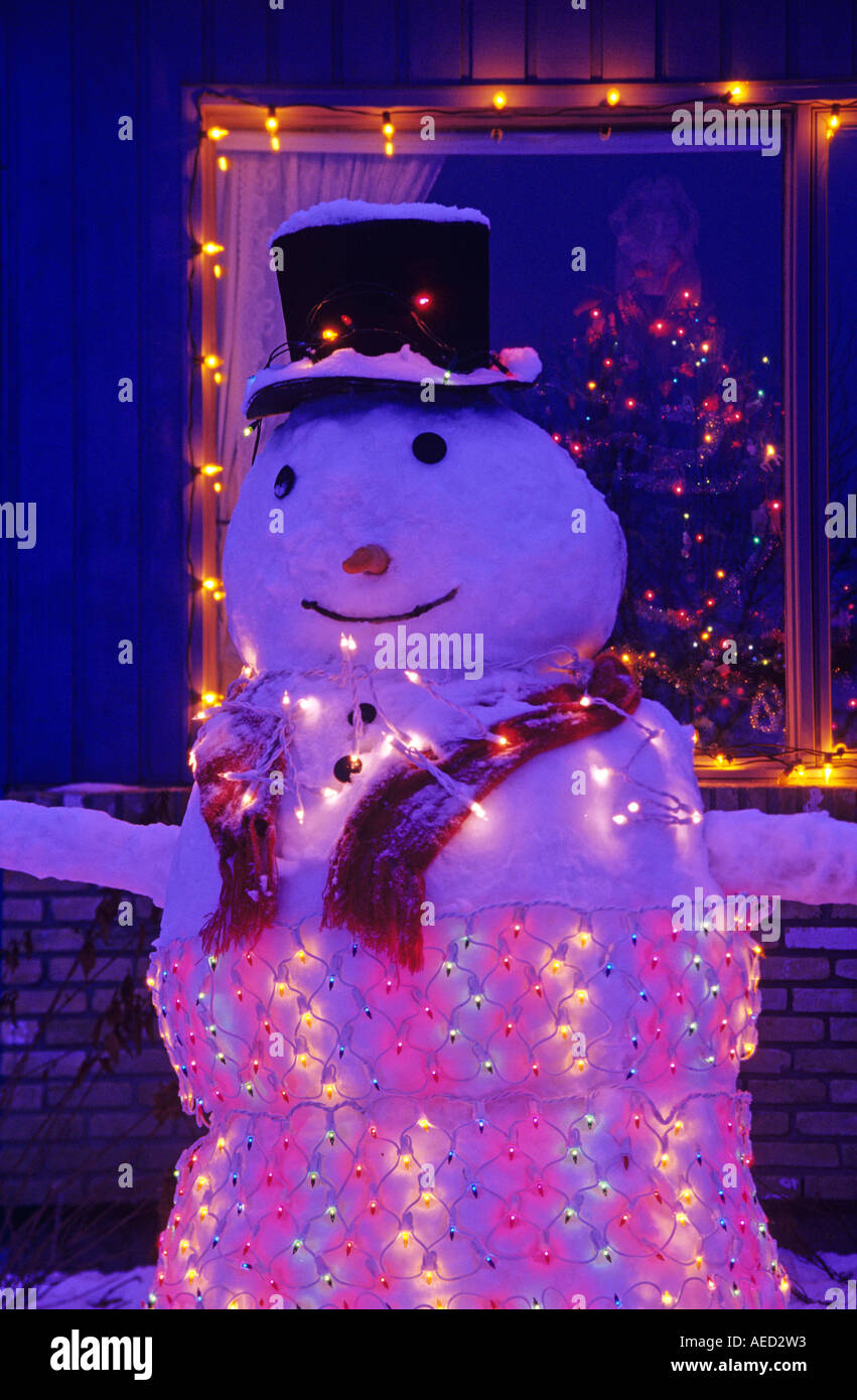 Snowman in yard house hi-res stock photography and images - Alamy