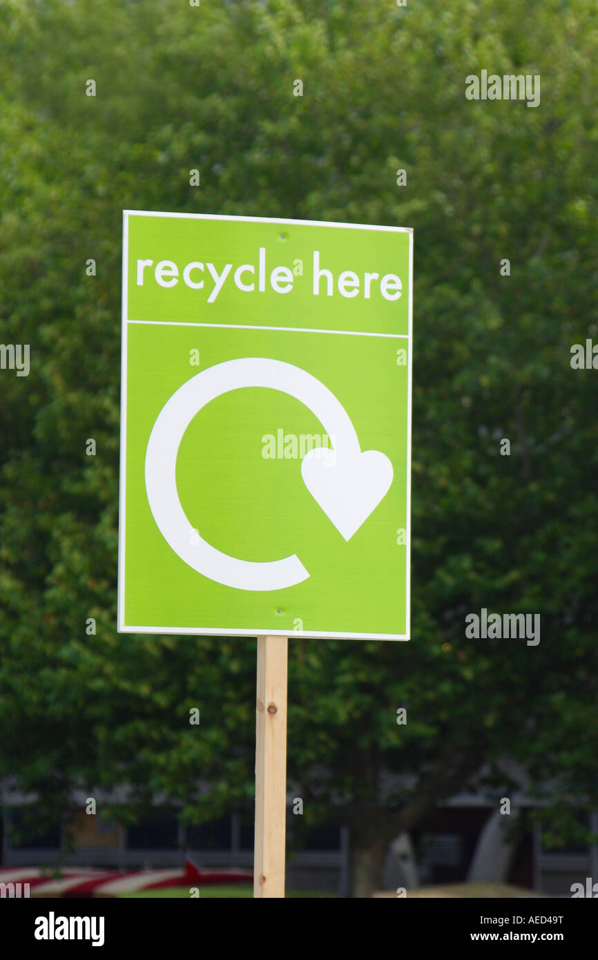 Recycle here sign Stock Photo - Alamy