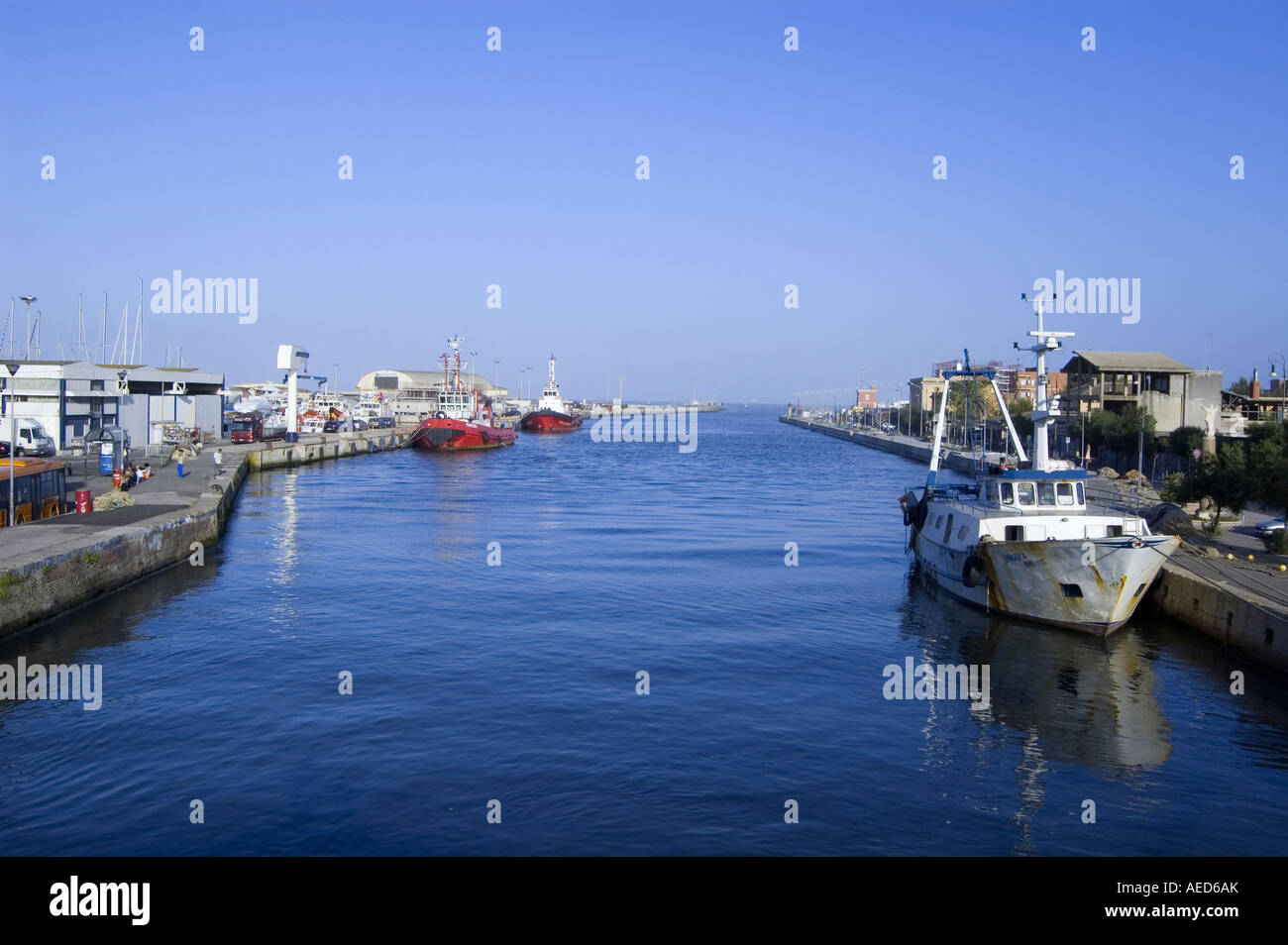 Docking ships hi-res stock photography and images - Alamy
