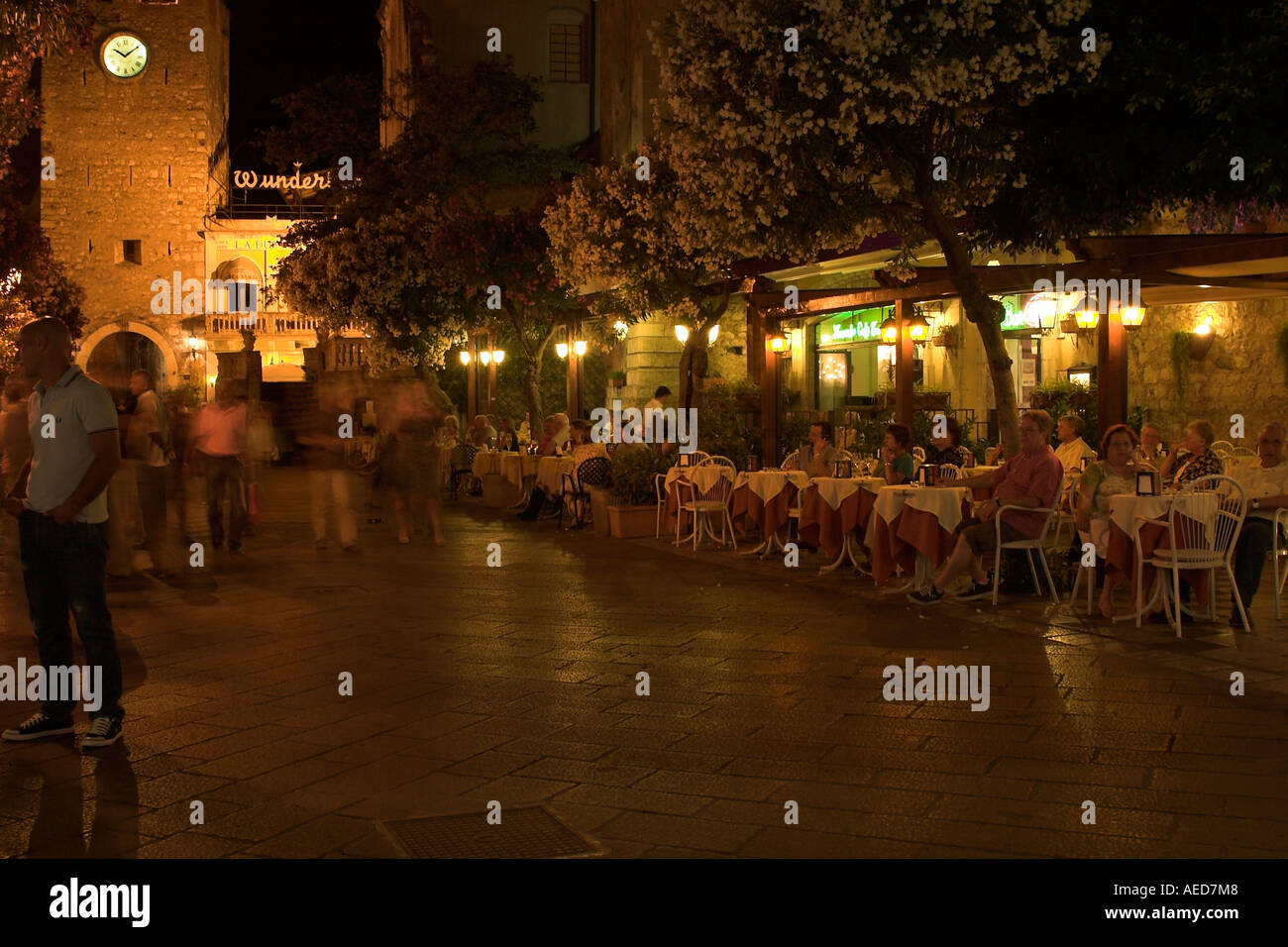 Cafe night life piazza IX aprile taormina Stock Photo - Alamy