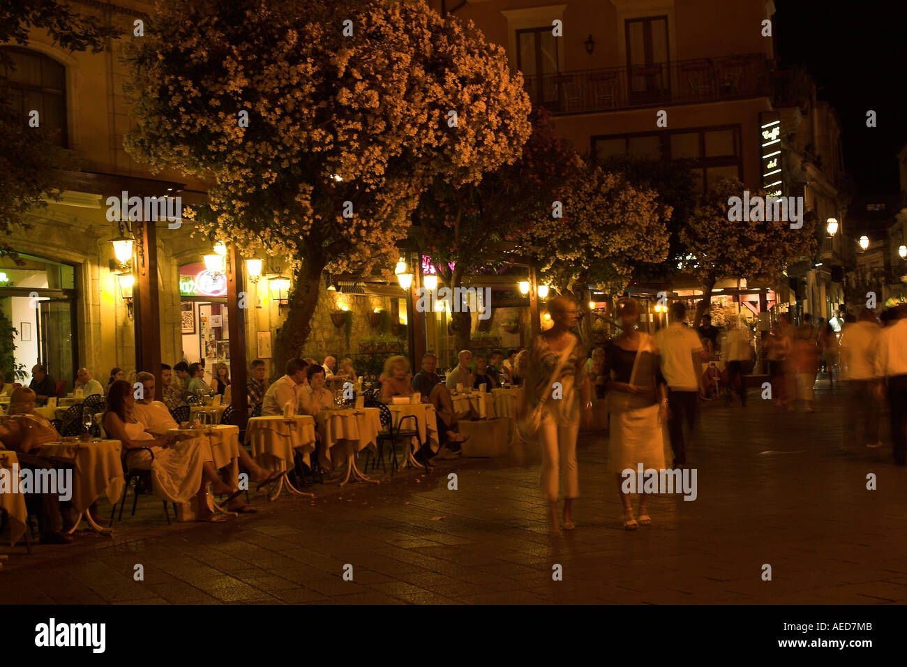 Cafe night life piazza IX aprile taormina Stock Photo - Alamy