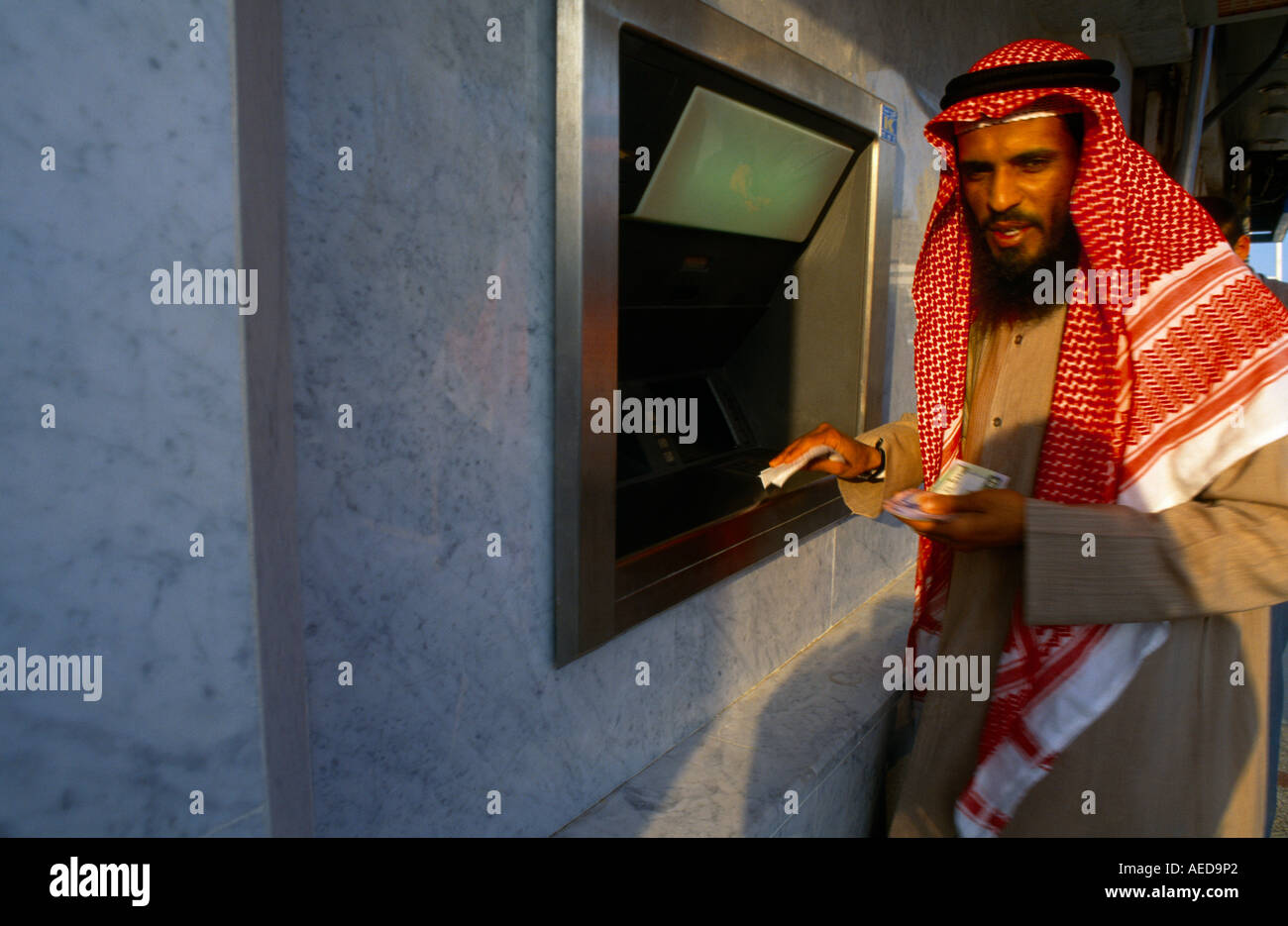 Arab man atm machine hi-res stock photography and images - Alamy