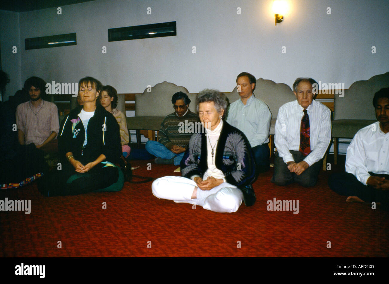 Buddhist England Buddhapadipa Temple Meditating Class Stock Photo - Alamy