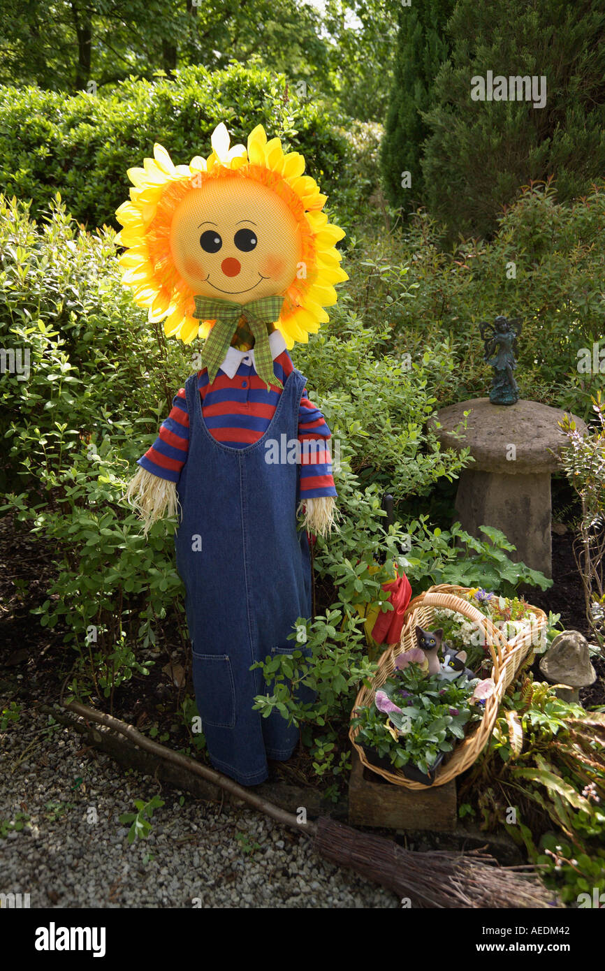 Sunflower scarecrow hi-res stock photography and images - Alamy