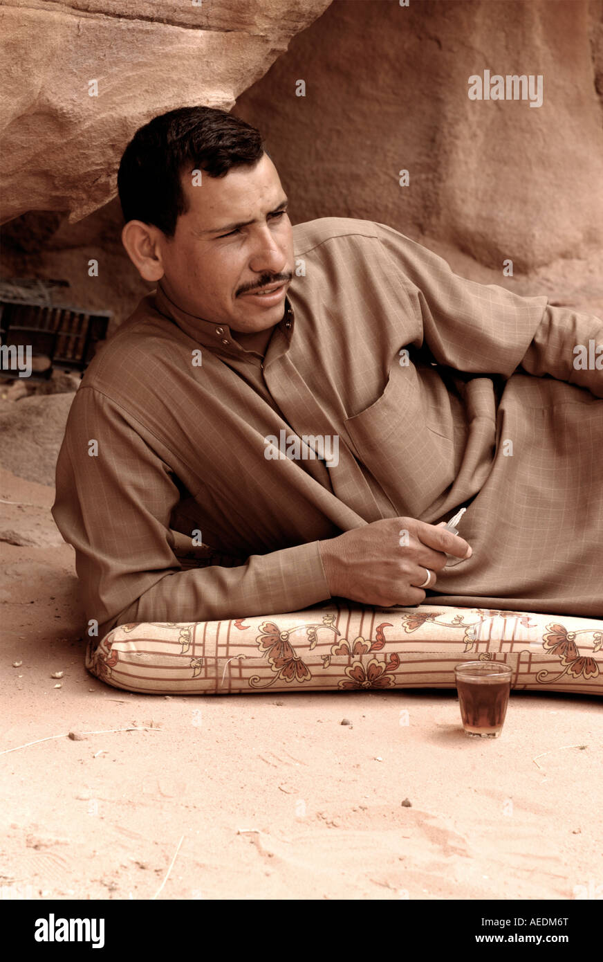 Arab relaxing in the desert Stock Photo - Alamy
