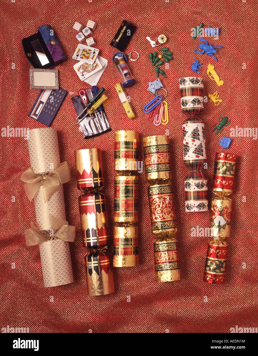 Red green christmas crackers gold hi-res stock photography and images ...
