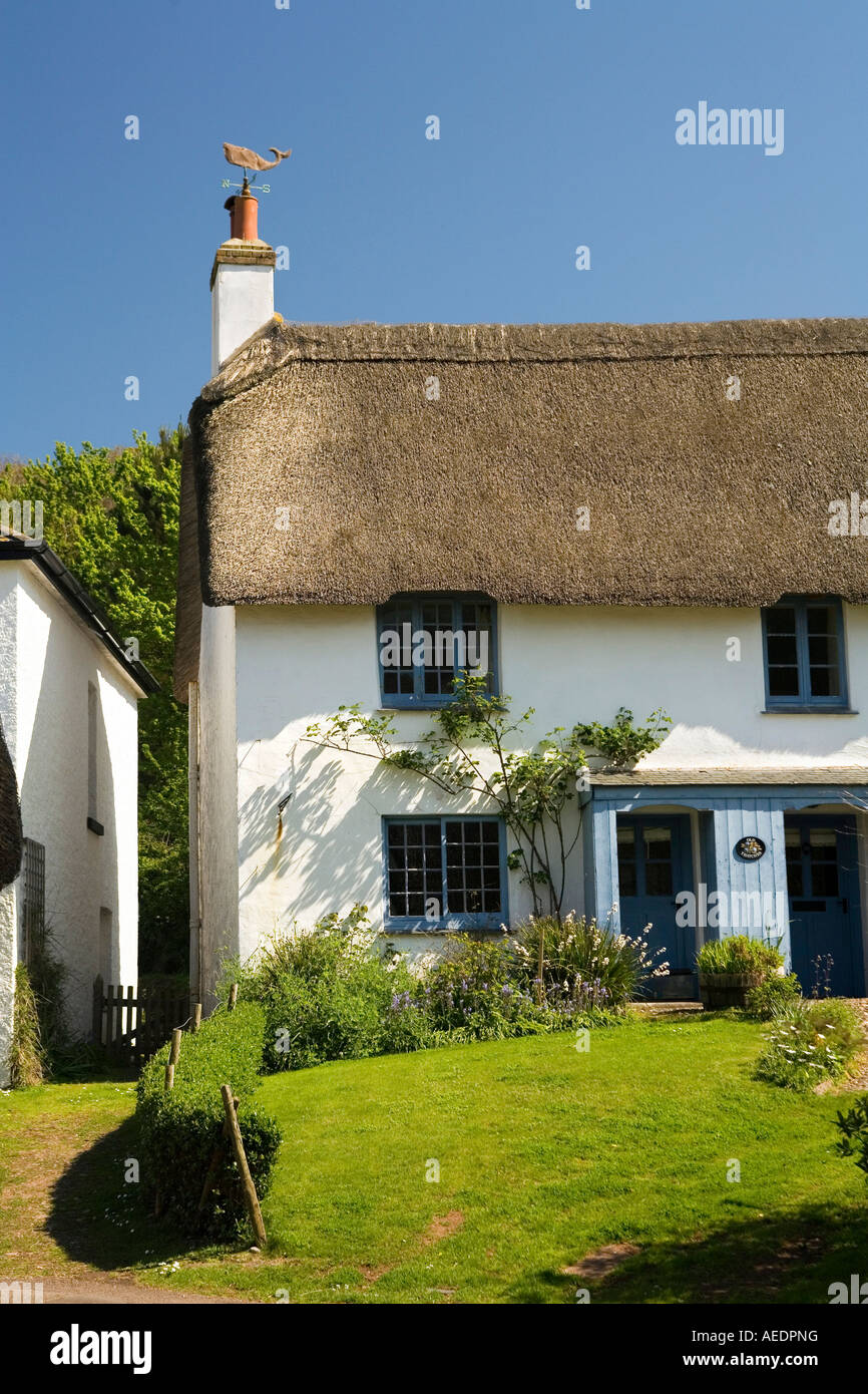 Beautiful thatched chocolate box cottage hi-res stock photography and ...