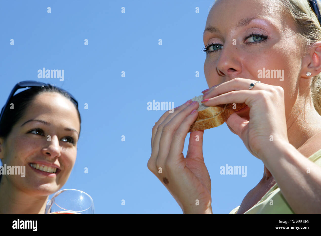 Two women eat lunch outside hi-res stock photography and images - Alamy
