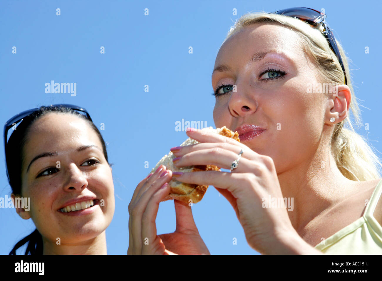 Women eating snacks outside hi-res stock photography and images - Alamy