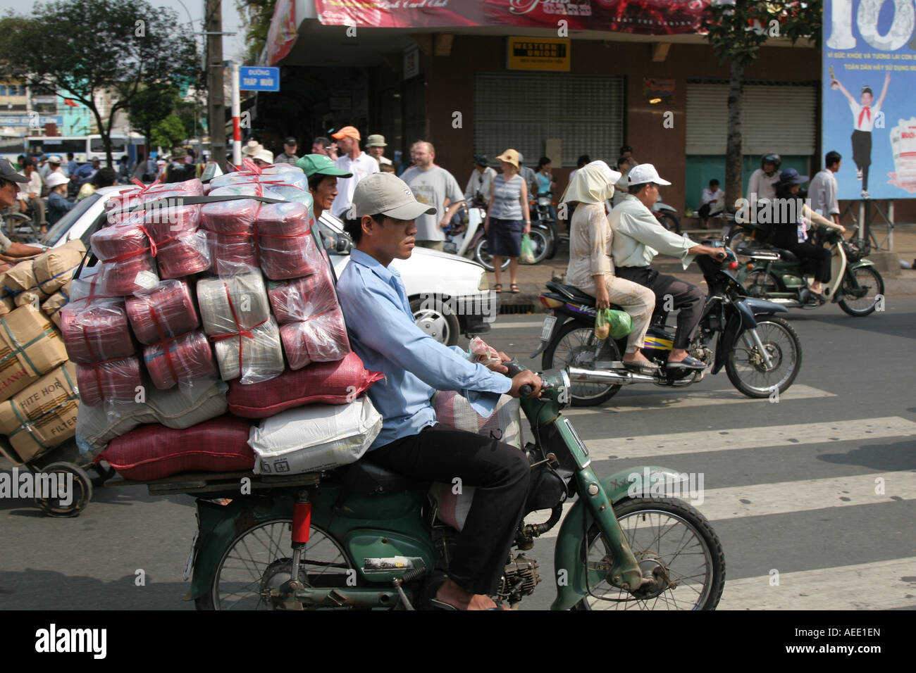 Vietnam motorbike loaded transport hi-res stock photography and images ...
