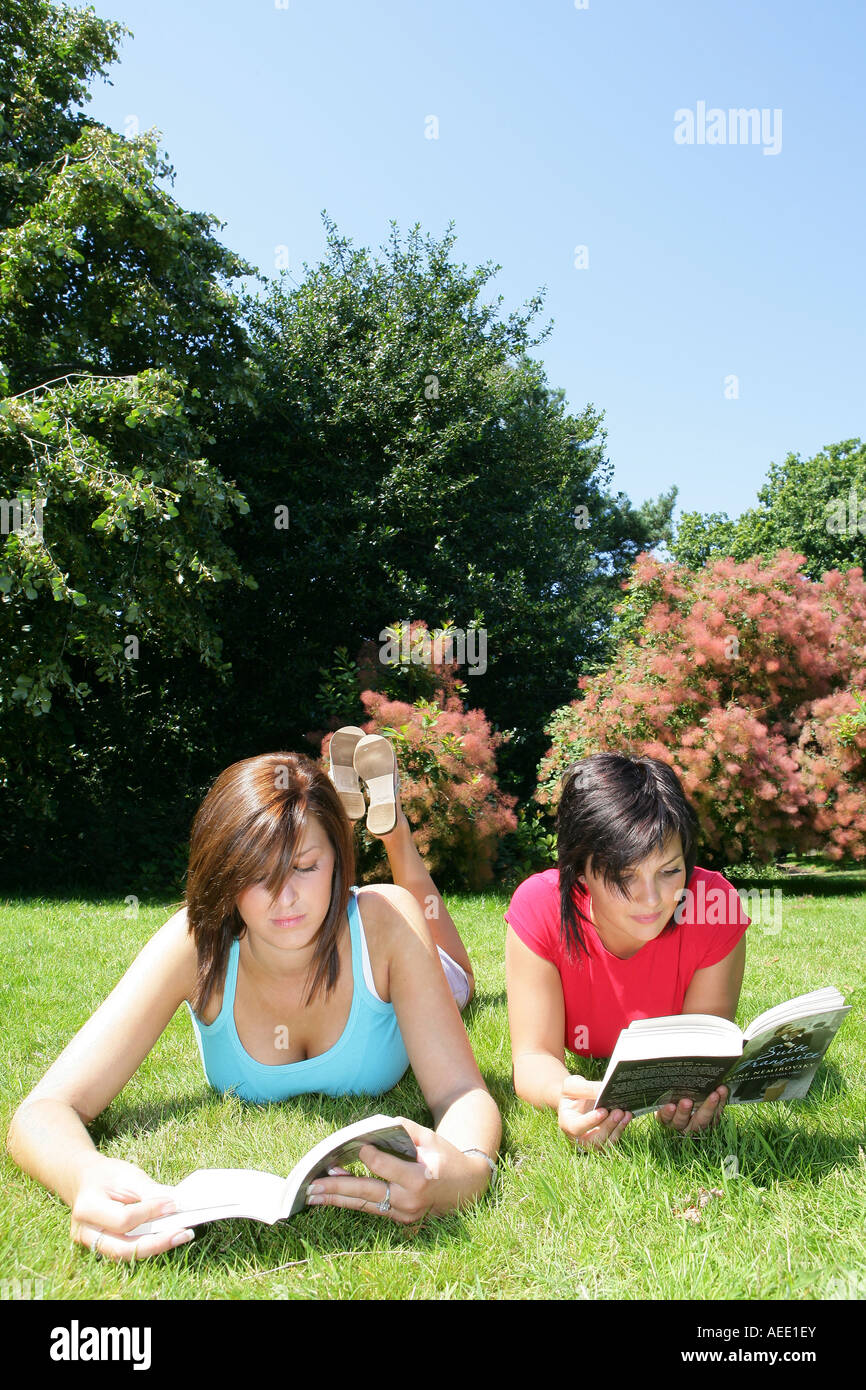 Teenagers reading hi-res stock photography and images - Alamy