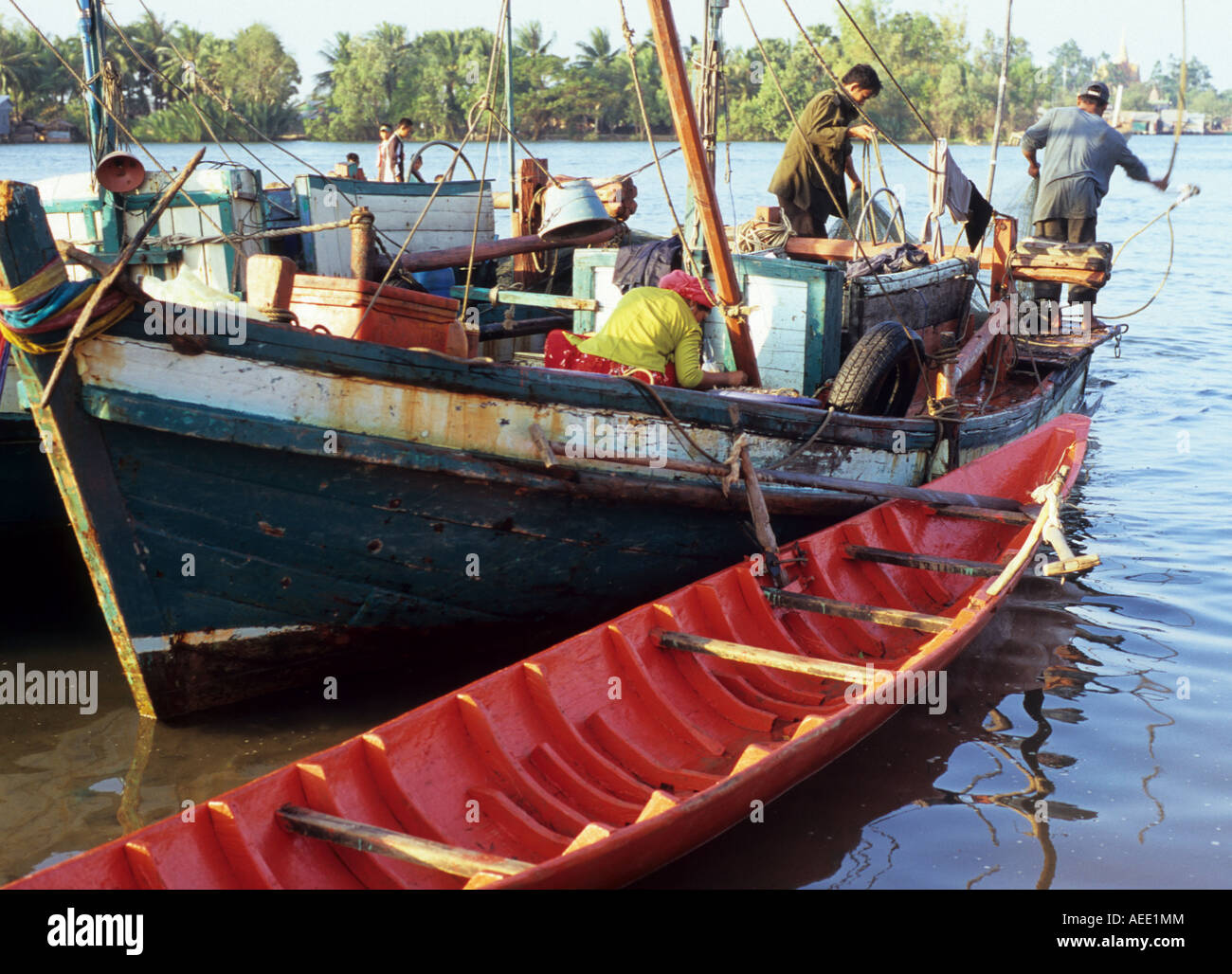 Khmer fishing boats hi-res stock photography and images - Alamy