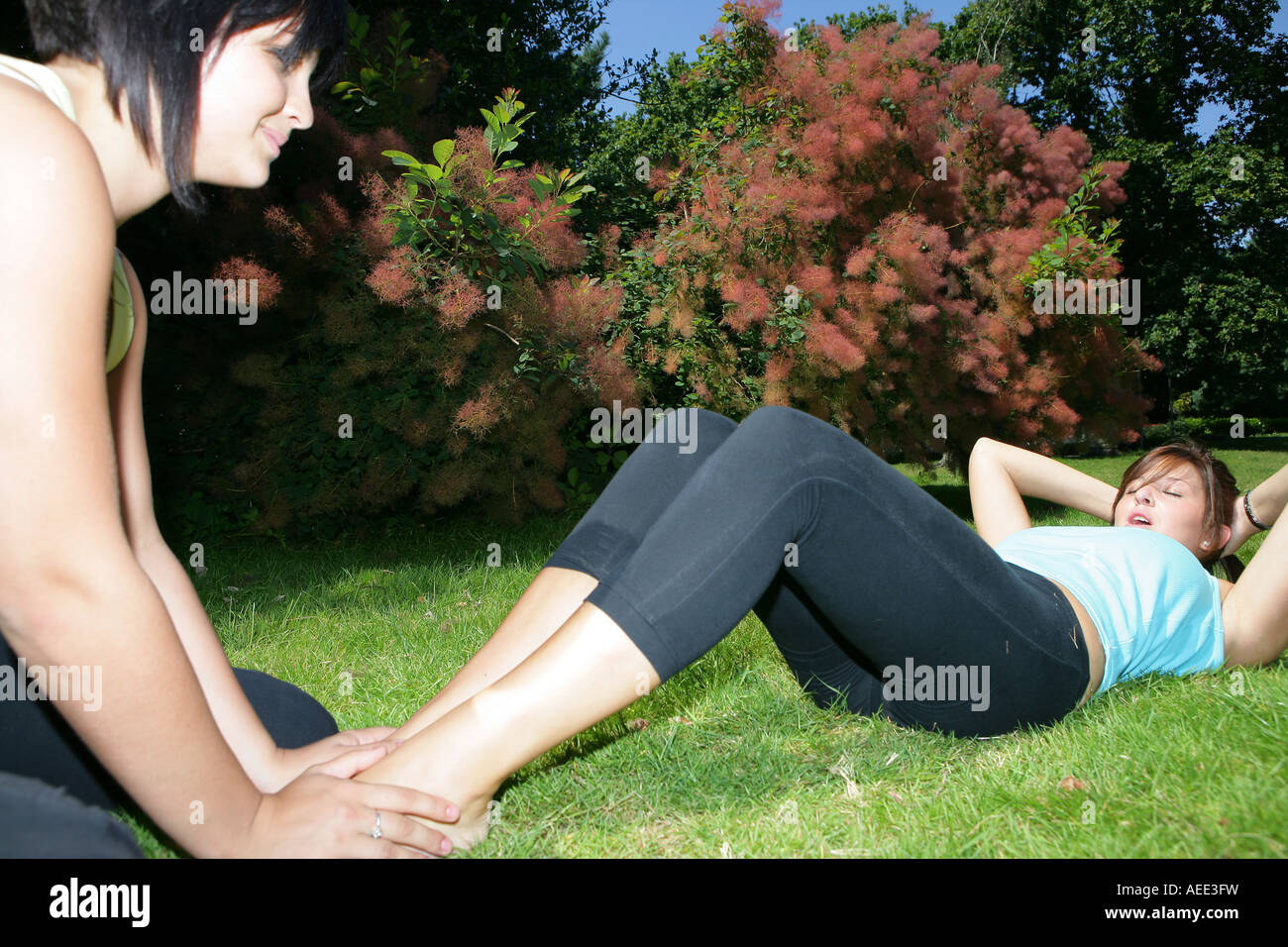 Fit girls doing sit ups hi-res stock photography and images - Alamy