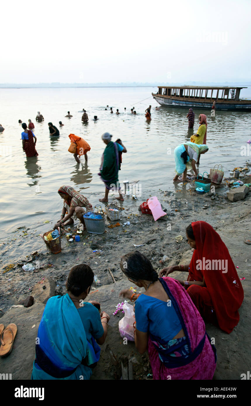 Morning puja ceremony. Shivala Ghat. Ganges river. Varanasi. India ...