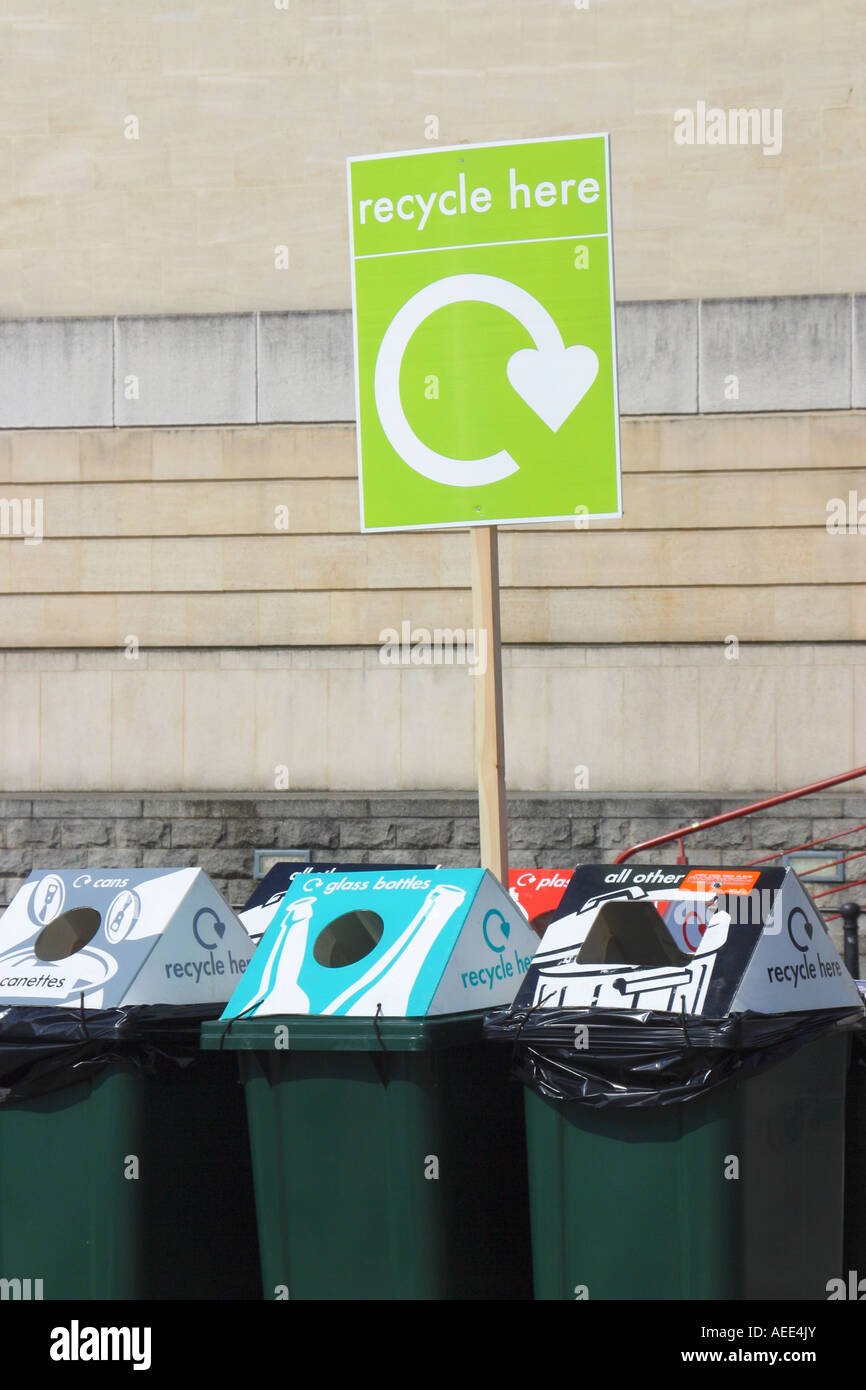 Recycle here sign Stock Photo - Alamy