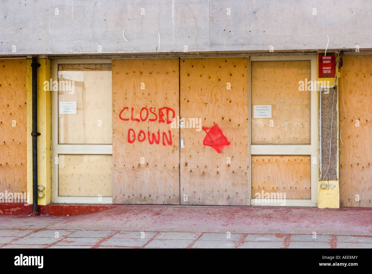 Shops closed down and boarded up Stock Photo - Alamy