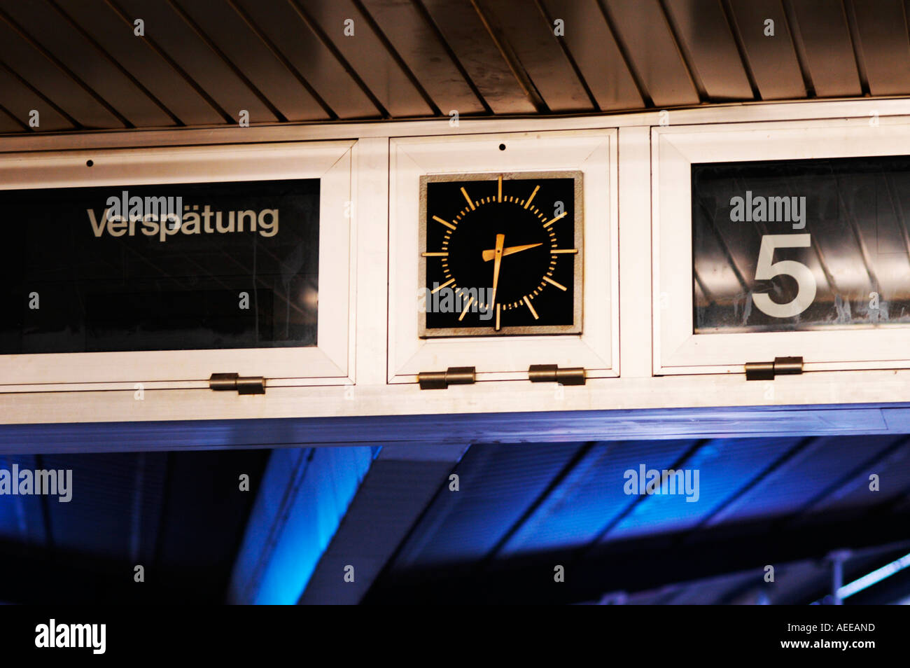 Schedule board with watch, delay Stock Photo - Alamy