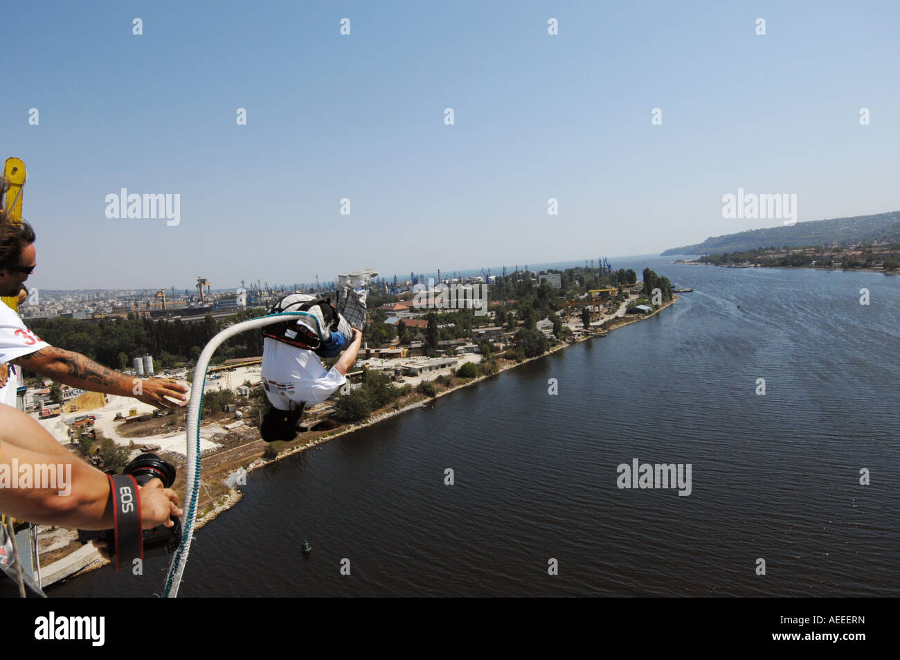 Persona bungee jumping hi-res stock photography and images - Alamy
