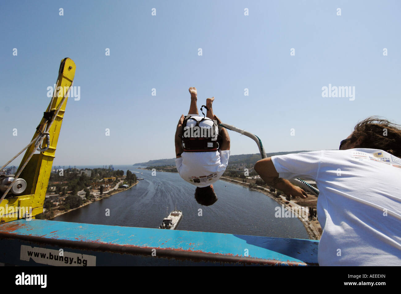 Persona bungee jumping hi-res stock photography and images - Alamy