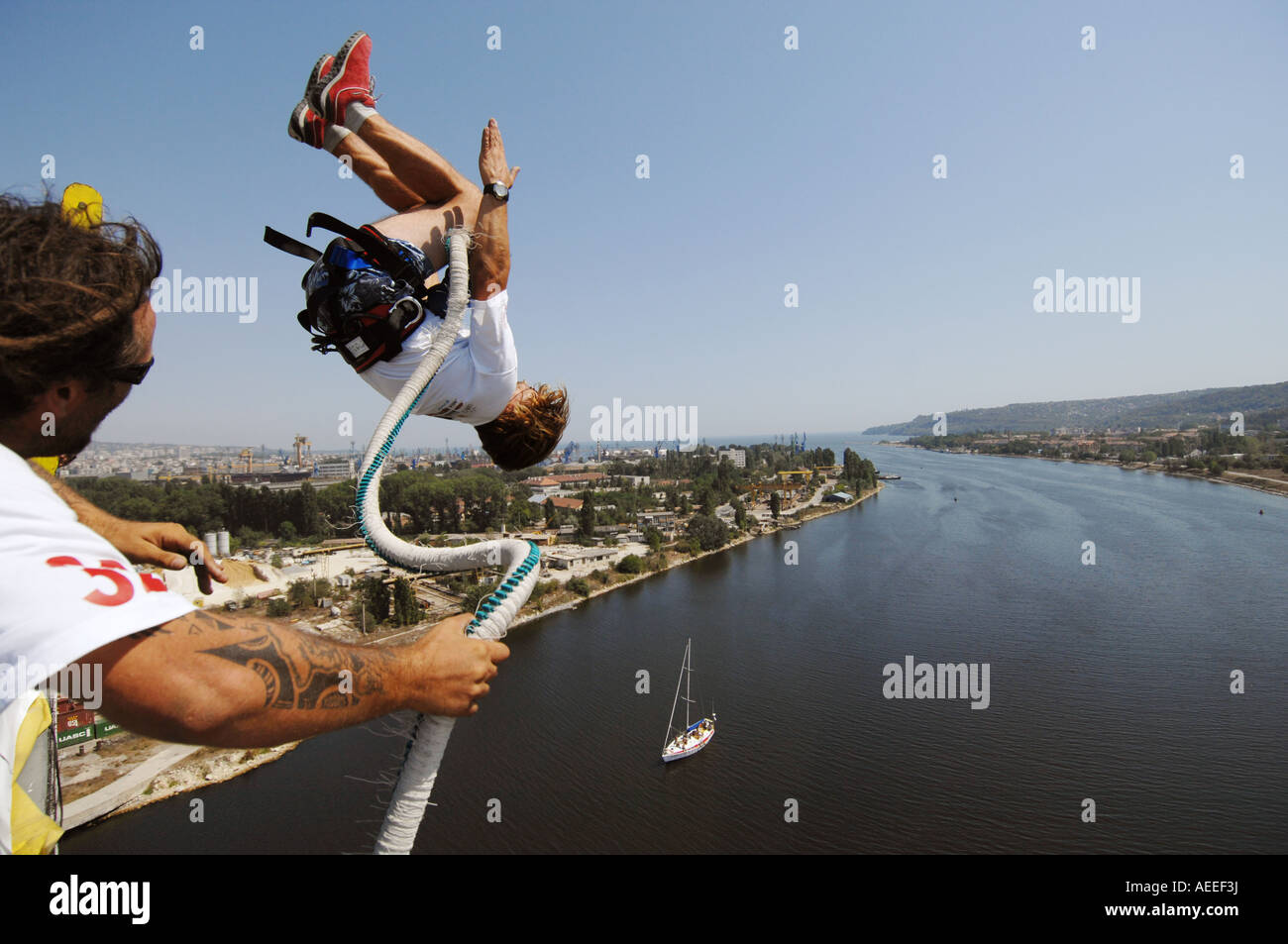 Persona bungee jumping hi-res stock photography and images - Alamy