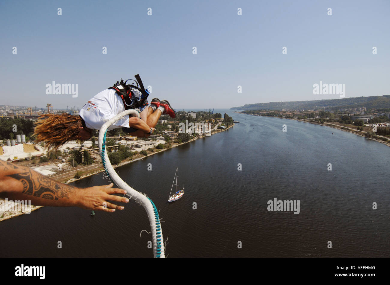 Persona bungee jumping hi-res stock photography and images - Alamy