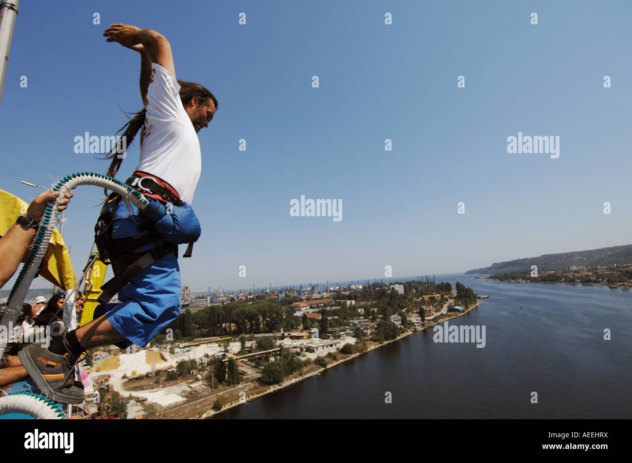 Persona bungee jumping hi-res stock photography and images - Alamy