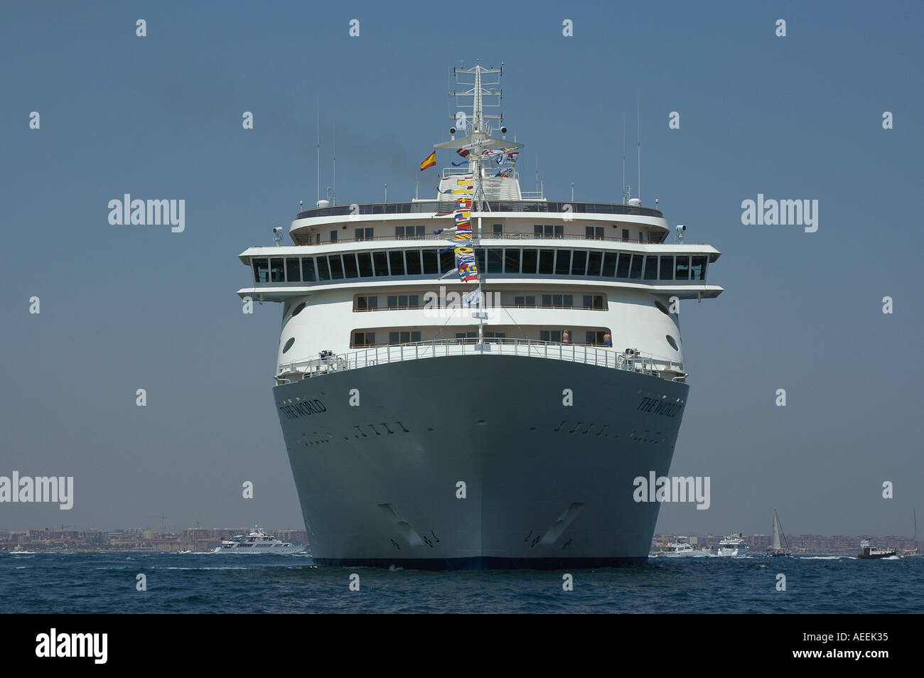 Looming ship hi-res stock photography and images - Alamy