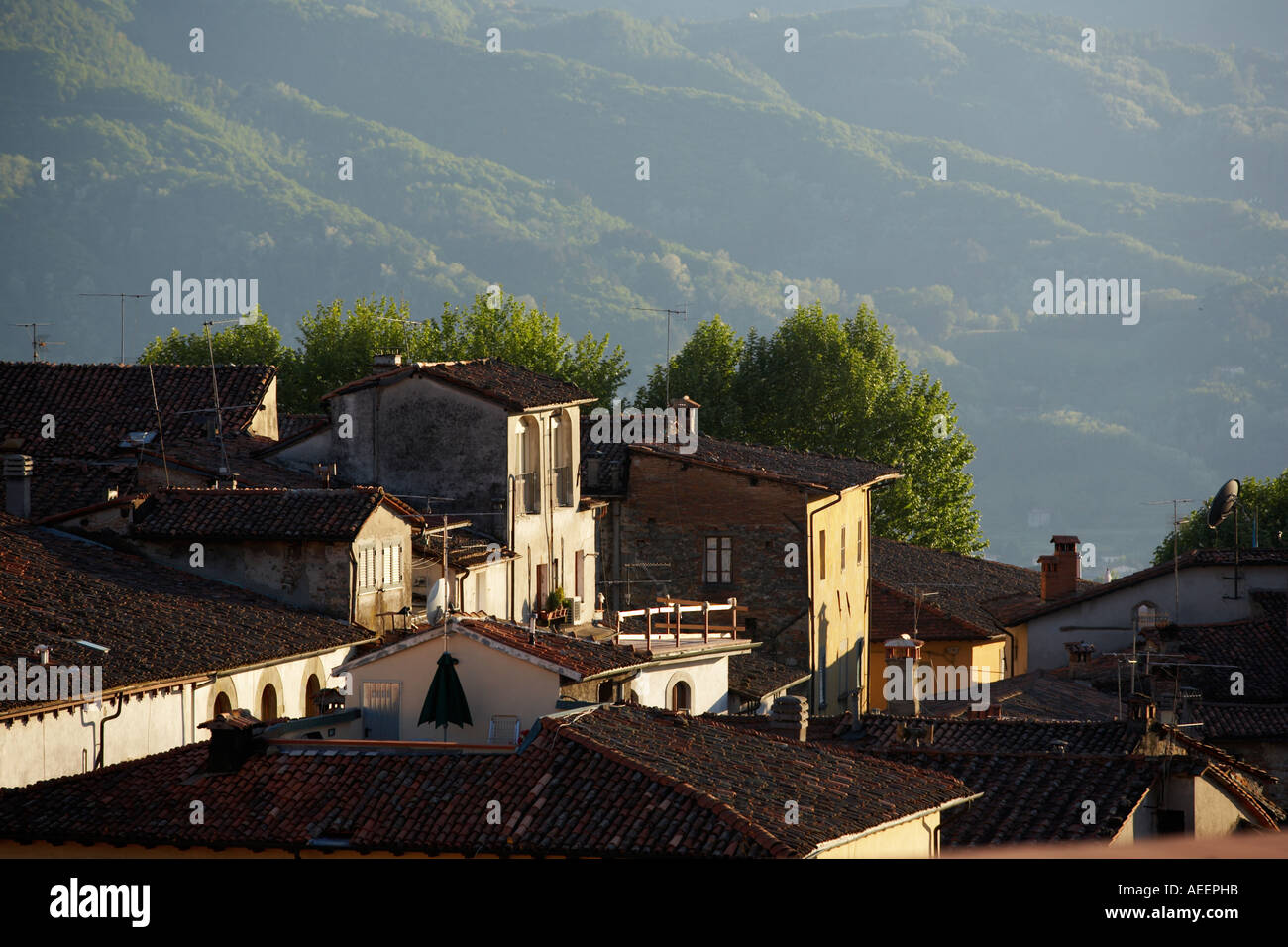 Rooftop scene hilltop town hi-res stock photography and images - Alamy