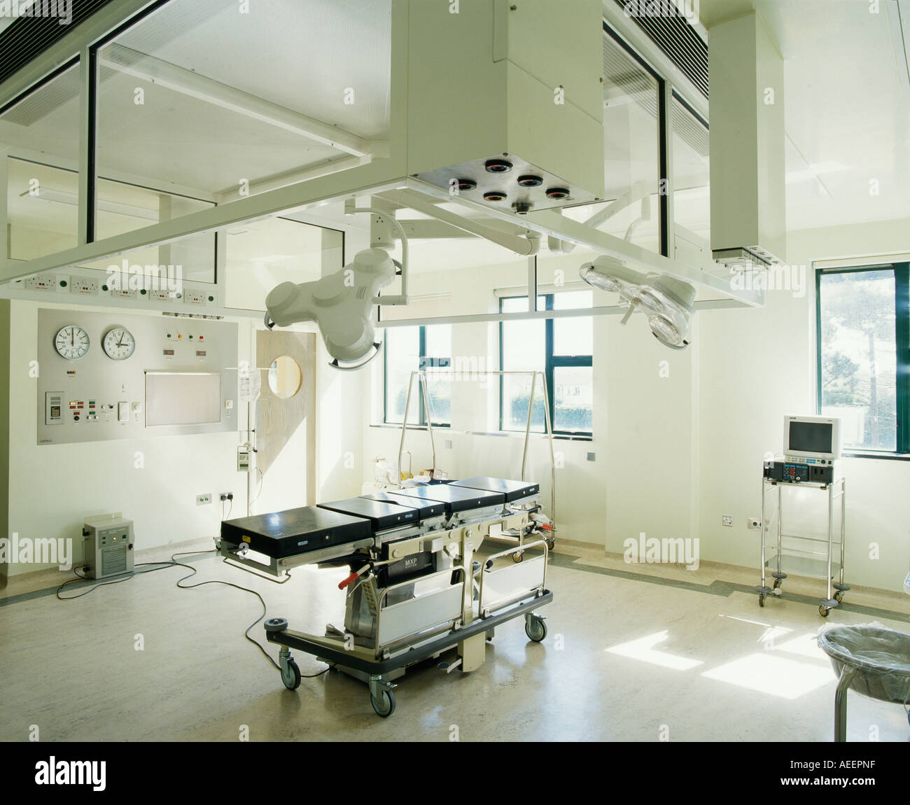 Operating room uk hi-res stock photography and images - Alamy