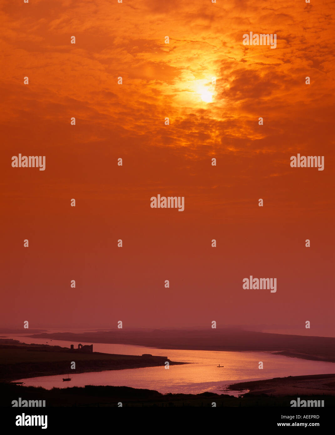 Big red sun setting through hi-res stock photography and images - Alamy
