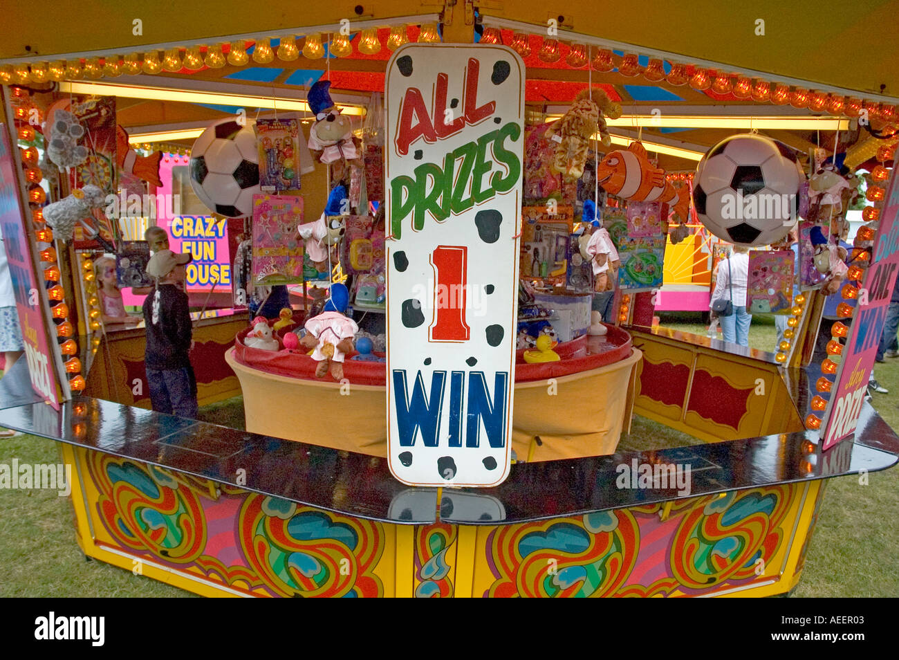 All prizes one win sign on fairground stall Stock Photo - Alamy