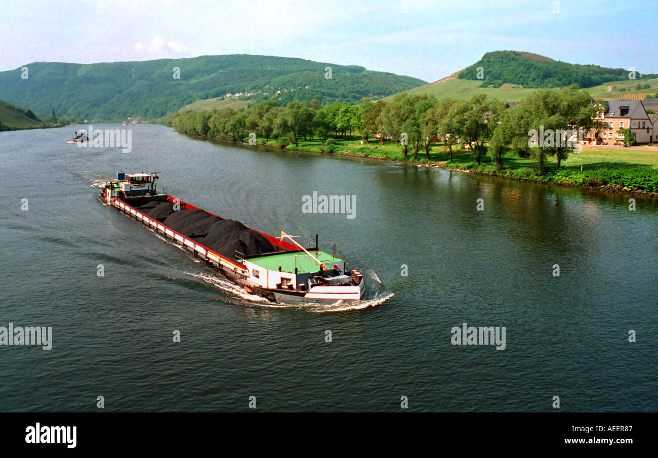 Coal barge hi-res stock photography and images - Alamy