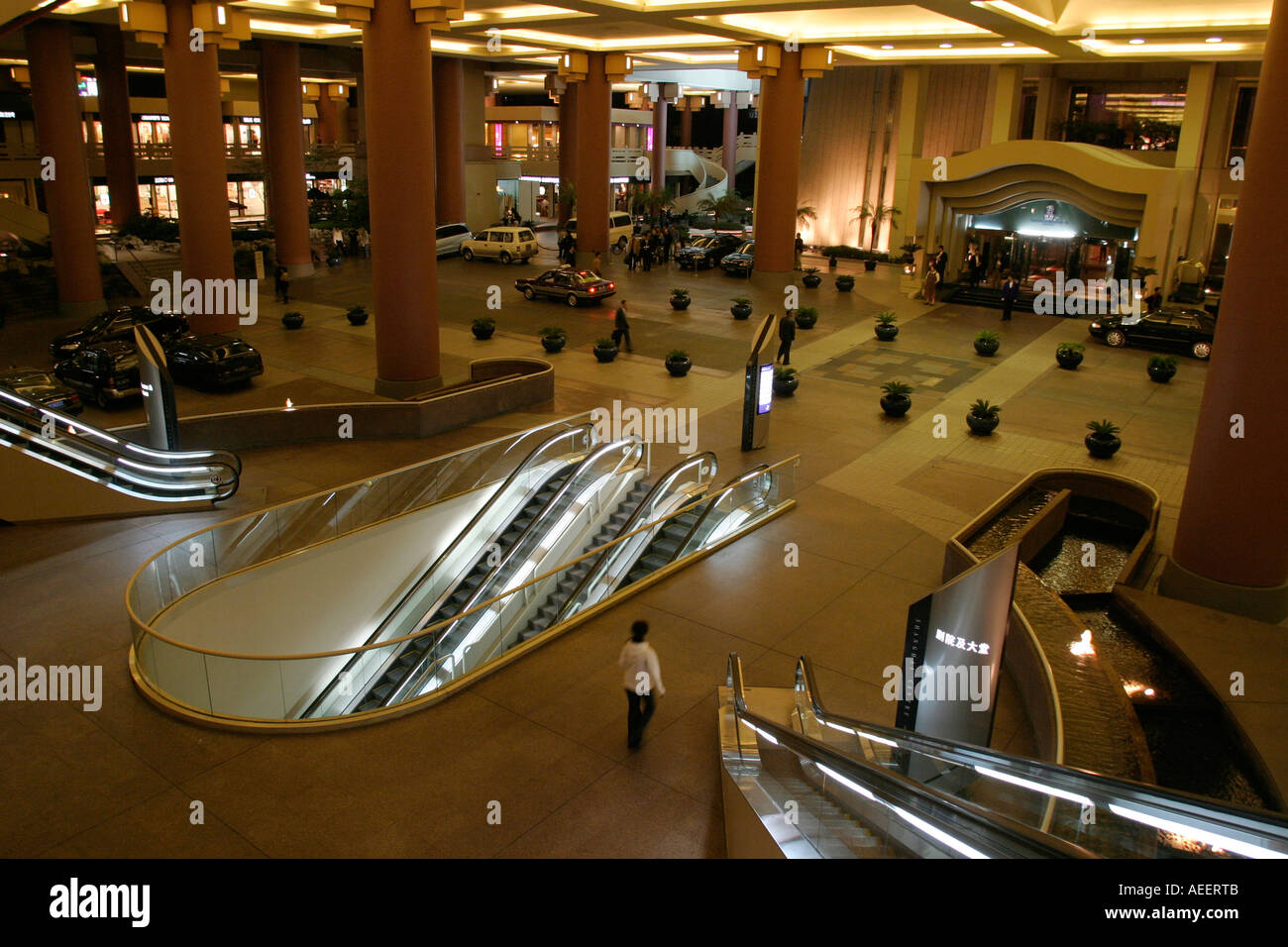 Shanghai China Hotel entrance at the Shanghai Center Stock Photo - Alamy