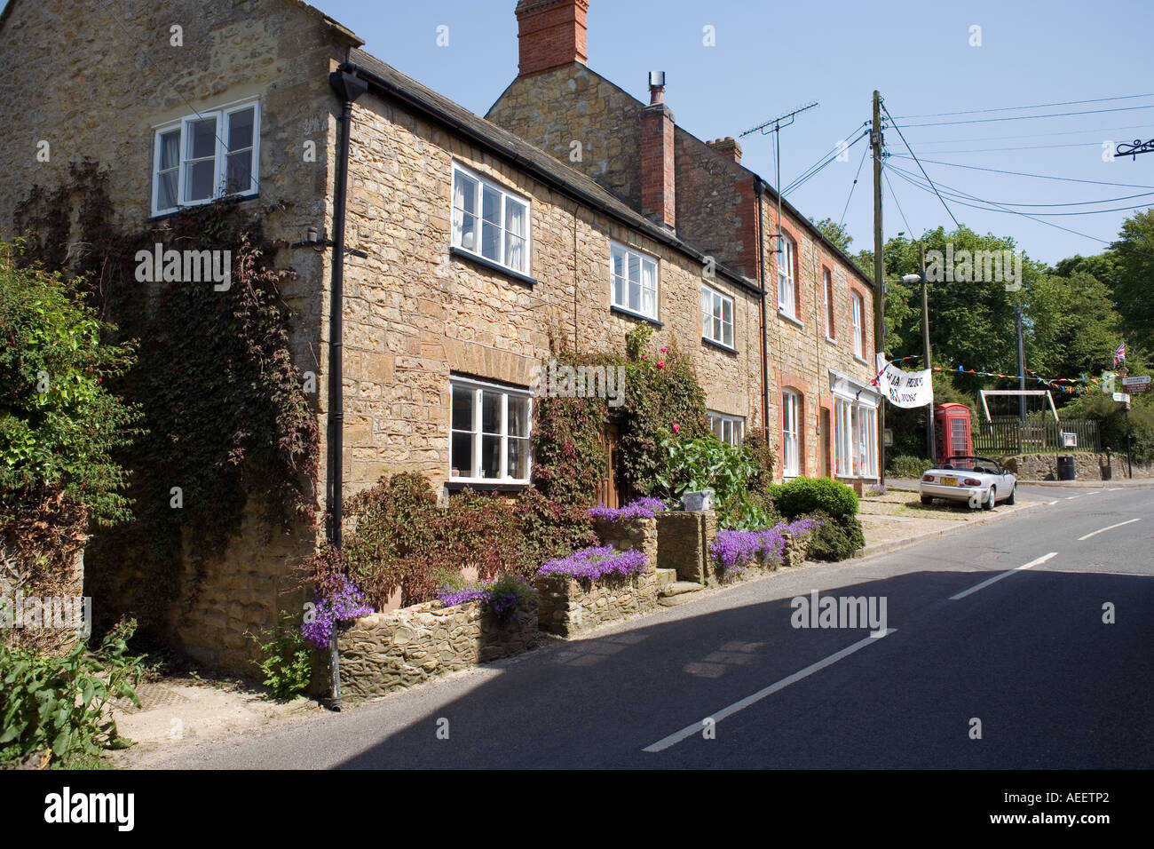 Chocolate box cottage with flowers, Broadwindsor, Dorset, England, UK ...