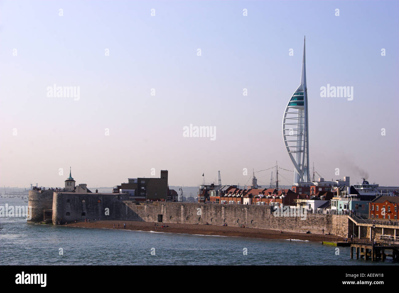 Gunwharf keys the spinnaker tower hi-res stock photography and images ...