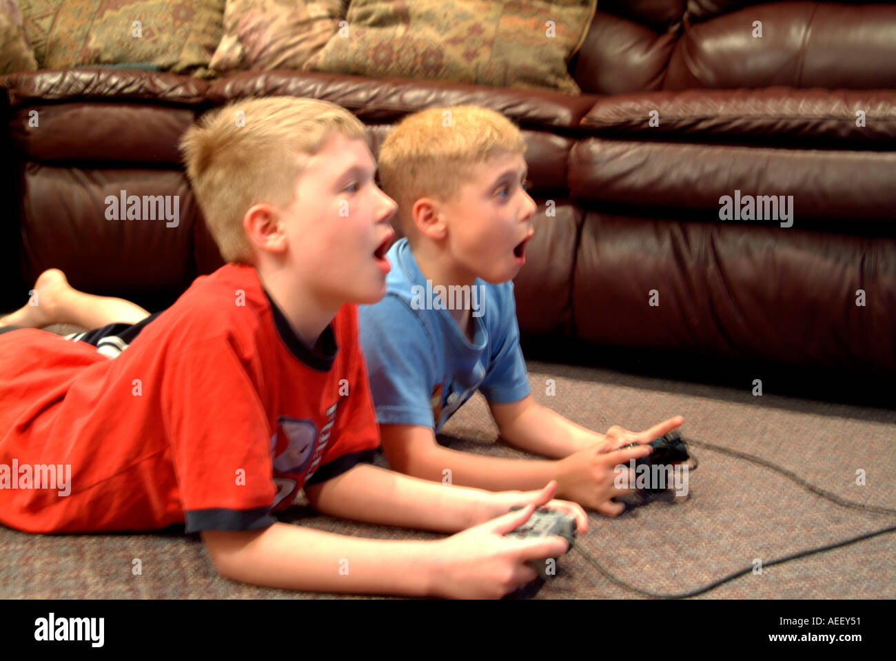 2 young boys playing video games in living room Stock Photo - Alamy